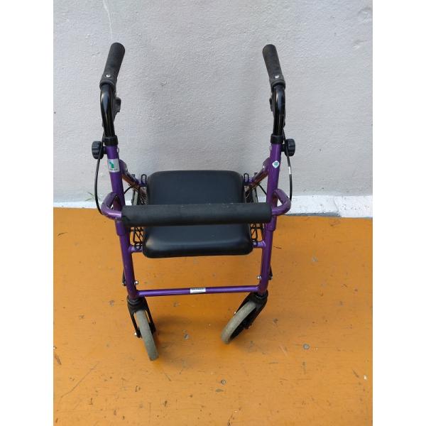 サイズ幅48cm×奥行57cm×高65〜76cm(6段) 収納時サイズ幅48cm×奥行30cm×高80cm 座面寸法幅36cm×奥行33cm×高40cm 重量6.7kg 車輪サイズ前輪18cm×後輪12.5cm フレーム材質アルミ(一部スチ...