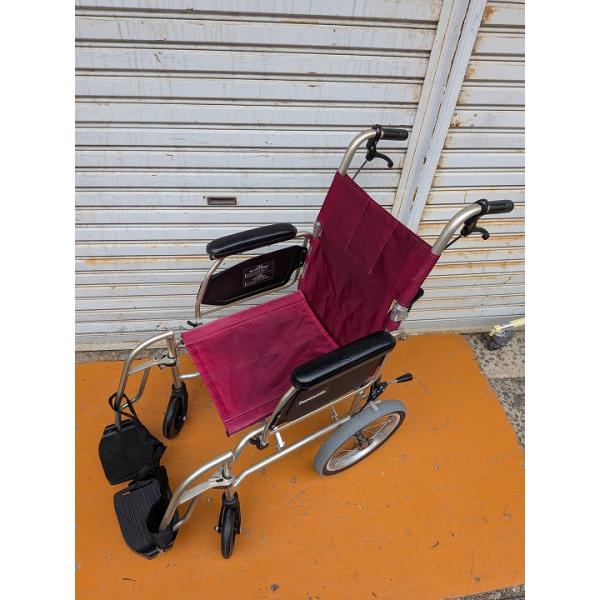 商品情報 ・重量　　100kg ・座幅×座奥行(cm): 40×40 ・車いすサイズ(cm）（全幅×全長×全高）: 56×97×92 ・折りたたみサイズ(cm）（全幅×全長×全高）: 28×87×69 ●ノ−パンクタイヤ 商品は写真にてご確...