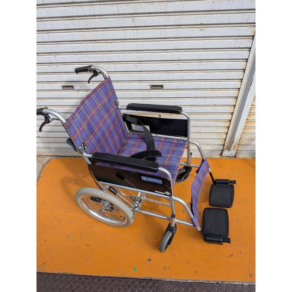 【メーカー】 カワムラサイクル シート幅 40cm シート奥行き 40cm シート高さ 43cm 肘かけの高さ 24cm 背もたれ高さ 40cm 全幅55.5cm 全長 95cm 全高 87cm 重量 (本体のみ) 13kg 前輪キャスタ径...