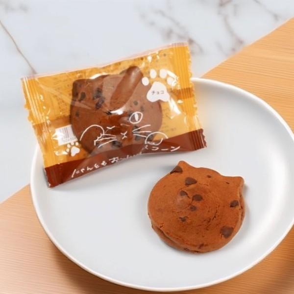 かわいいねこ型のスコーン。甘すぎないビターな味わいがティータイムにぴったり！アクセントとしてチョコチップを混ぜ込みました。●名称：焼菓子●原材料名：小麦粉(国内製造)、マーガリン、準チョコレート、砂糖、液全卵、水あめ、牛乳、ココアパウダー/...