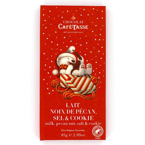 コクのあるミルクチョコレートに、細かく砕いたクッキーとピーカンナッツを散りばめました。クリスマスパッケージのカフェタッセです。商品詳細名称：チョコレート原材料：砂糖、カカオマス、全粉乳、ココアバター、ピーカンナッツ、小麦粉、食塩、植物油脂／...