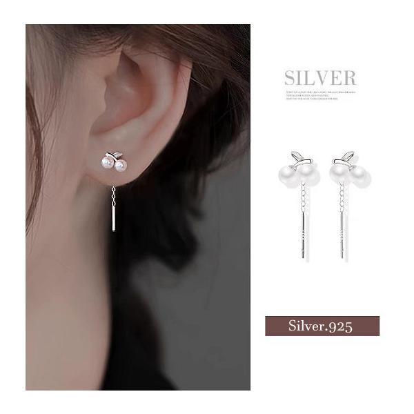 【サイズ】　長さ約　45ｍｍ×小粒パール4mm　【カラー】　SILVER【素　材】　シルバー925耳元に4ｍｍ小粒パールフラワーモチーフのアメリカンピアスです。洗練されたデザインの素敵なピアスです。アレルギーにも肌に優しシルバー925を使用...