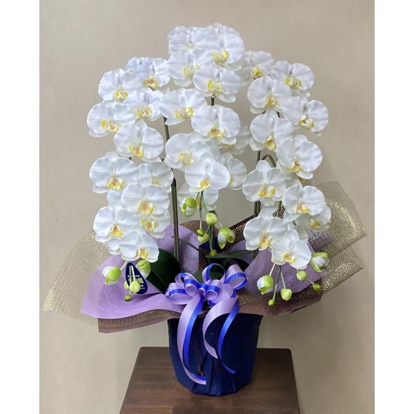 光触媒のコーティングで、除菌・消臭作用もある造花の胡蝶蘭。水やり不要で枯れない造花は、手間がかからない為、法要・お盆・お彼岸など、お悔みのお供えにも人気です。また、温度に関係なく配送ができるので、冬季の北海道や東北などの寒冷地へも配達可能です。