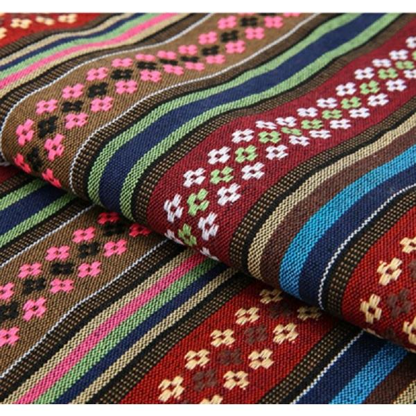 太めのコットン糸でざっくりと織られた、ネパールの厚手のコットン布生地になります。丁寧にきっちりと編まれた、色鮮やかな布地が魅力の一品です。鮮やかな色合いが美しく、カバーや飾り布として様々な場所でお使いいただけるはずです。幅が150cmほどあ...