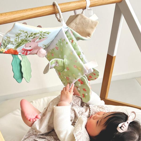 出産祝いに大人気、ふわふわの絵本出産祝いとして大人気の布絵本布なので、赤ちゃんが思う存分触って遊ぶことができます。口に含んで遊んでも、お洗濯ができるので大丈夫。カラビナ付きなので、ベビーカーやバッグに付けてどこへでもお供します。赤ちゃんが大...