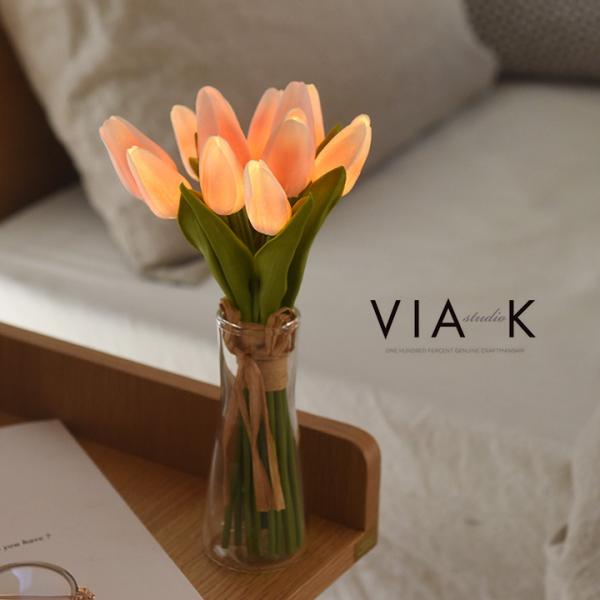 まるで本物のようなしっとり繊細な花びらの「フラワーLEDブーケ」。そのまま飾れるデザインで、花びらからうっすらと透ける優しい光が、見る者を癒やしてくれます。