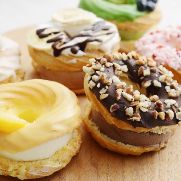 伝統的なシュー菓子『パリブレスト』に、北海道産生乳を使ったミルク感たっぷりのアイスクリームをサンド。シュークリーム専門店ならではの、華やかでキュートなご褒美アイスです。