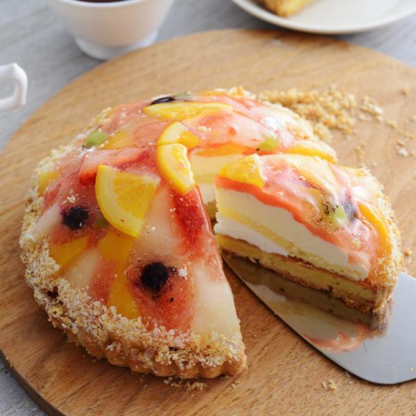 ７種類もの果物をたっぷり乗せたホシフルーツのタルト。フルーツ屋ならではの旬の果実をこだわりのタルト生地やクリームに乗せました。