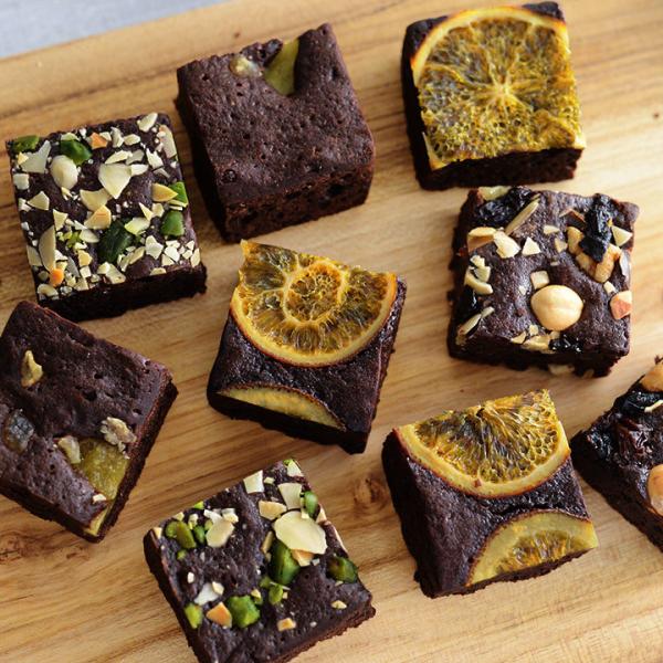 甘すぎない濃厚なチョコレート生地にナッツやドライフルーツを乗せたホシフルーツのブラウニー。一口サイズで食べやすく、個包装なのでお配りギフトとしても最適。