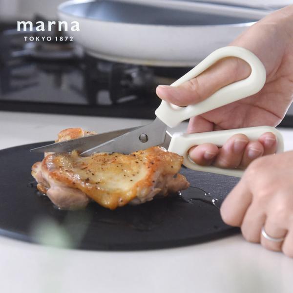 お肉も野菜もハサミ一本で調理可能なマーナ「料理のハサミ」。包丁以上に料理しやすいキッチンバサミを目指して作られた一品です。