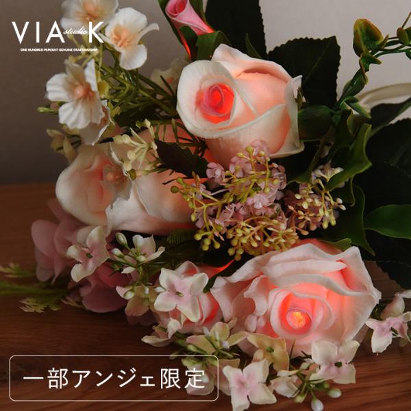 まるで本物のようなしっとり繊細な花びらの「フラワーLEDブーケ」。そのまま飾れるデザインで、花びらからうっすらと透ける優しい光が、見る者を癒やしてくれます。