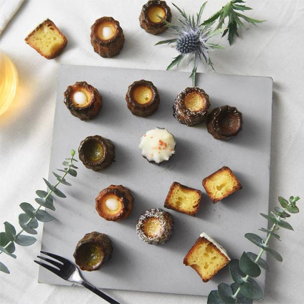 大阪のクリエイティブ集団「graf」のカフェで人気のカヌレ。プチっとちいさなサイズ感が可愛らしい見た目です。18個たっぷり入って、みんなでシェアしたいひと品。