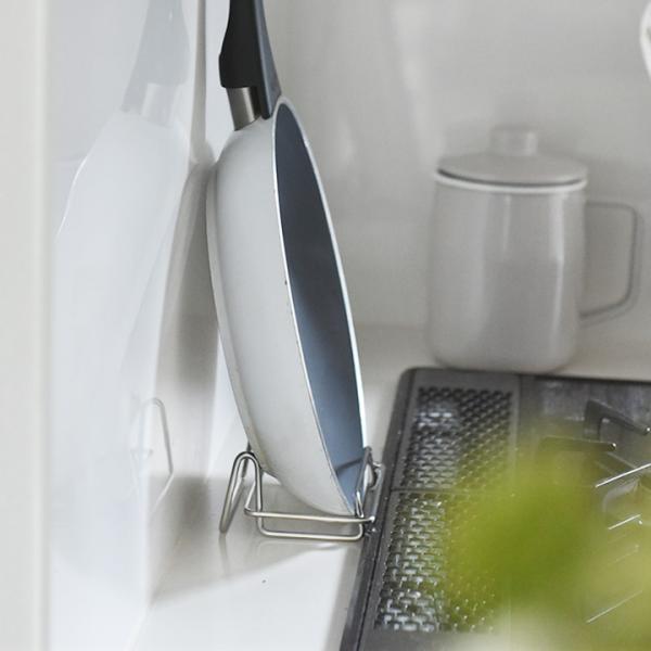 キッチンの隙間にフライパンを立ててすっきり収納できるフライパンスタンドです。コンパクトなサイズでコンロ横のスペースにもフィット。フライパンを洗ったあとの一時置き場にも。