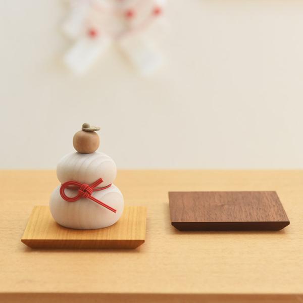 小さな木の鏡餅オブジェにぴったりの天然木の台座。旭川の木工クラフト専用メーカーで作っていただきました。鏡餅飾りだけでなく、ほかのお正月を飾っていただくのもOKです。