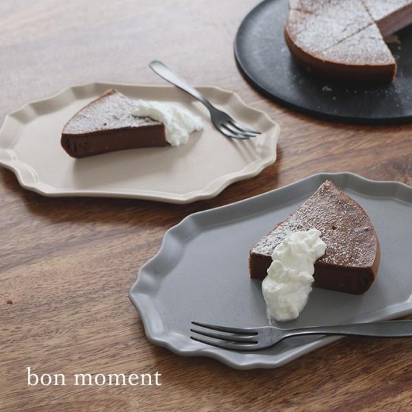 縁がアクセントになった華やかなデザイン。インテリアとしても楽しめる、まるでアンティークなプレートです。ちょこんと添えれば特別な雰囲気に、食後のデザートタイムを彩ります。