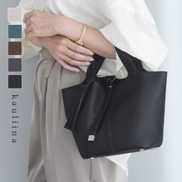 フェイクレザーで気軽に持てる、上品なタッセルミニトート。オフィスにも似合うきれいめのデザインで、コンパクトながら必需品はしっかり入る収納力です。