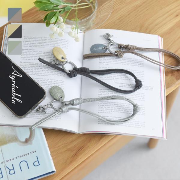 スマホをサッと手首にかけられる牛革スマホストラップ。レザー（本革）の上品な表情が大人の手元にピッタリ。バッグチャームやキーホルダー、キーストラップとしても使えます。