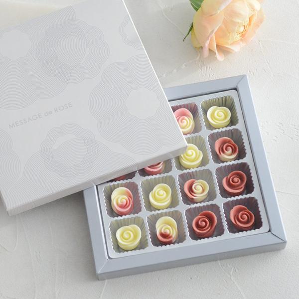 シーズンごとに彩りやモチーフが変わるギフトボックス。こちらは、ピンクやホワイトの薔薇のつぼみが16粒並んだショコラボックスです。