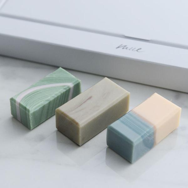 mueの洗顔石鹸3個セット。厳選した植物オイルをブレンドした、大人肌に優しい天然処方。自分を労わるケアアイテムとしてはもちろん、大切な人への贈り物にもぴったりです。