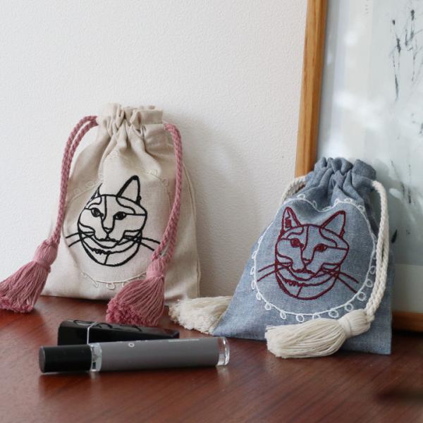 ワイヤーアーティストHAyUによる作品を立体刺繍で表現したミニ巾着ポーチ。ナチュラルなリネンコットンに大ぶりのタッセルがアクセントになった、ギフトにも◎なひと品。