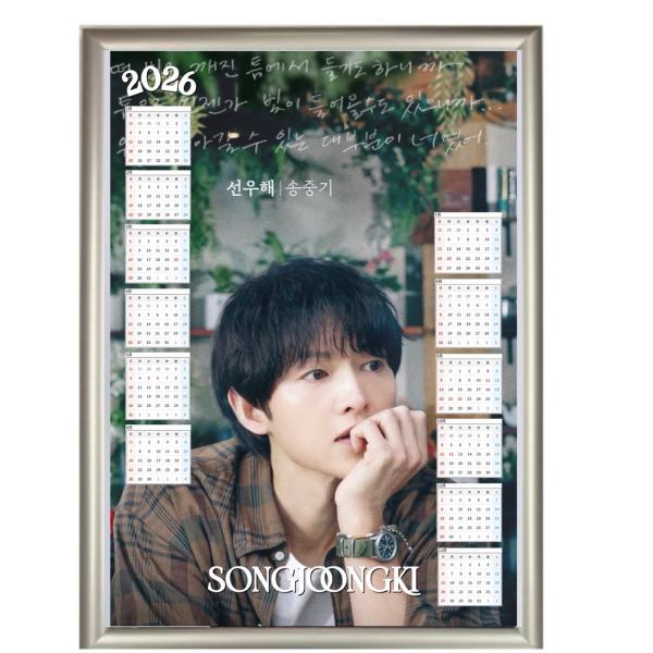 ■カレンダー・韓流グッズ■サイズ：約23×32ｃｍ（フレーム）・額縁のデザイン、カラーはランダムとなります。■材質：発砲ポリスチレン、MDF、PVD、スチール、紙