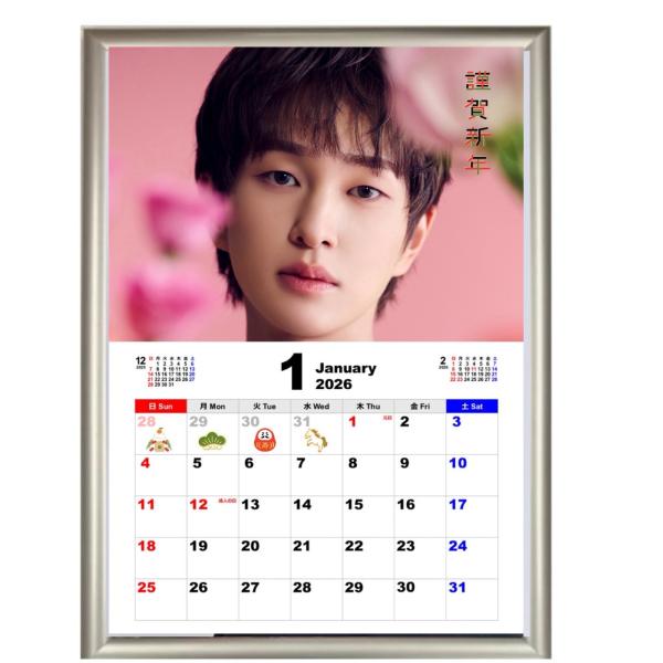 ■カレンダー・韓流グッズ・1ヶ月ごとにフォトフレームに入れ替えて使うカレンダーです。■サイズ：約23×32ｃｍ（フレーム）■材質：発砲ポリスチレン、MDF、PVD、スチール、紙・額縁のデザイン、カラーはランダムとなります。■韓国製