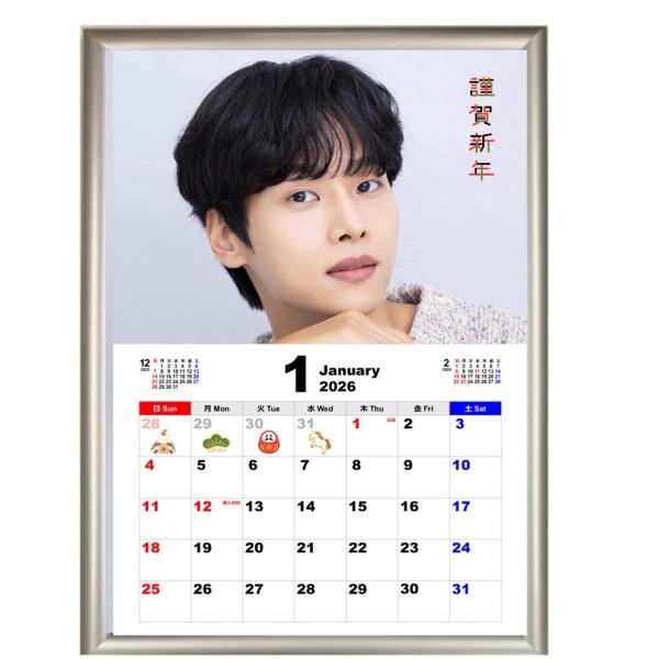 ■カレンダー・韓流グッズ・1ヶ月ごとにフォトフレームに入れ替えて使うカレンダーです。■サイズ：約23×32ｃｍ（フレーム）■材質：発砲ポリスチレン、MDF、PVD、スチール、紙・額縁のデザイン、カラーはランダムとなります。■韓国製