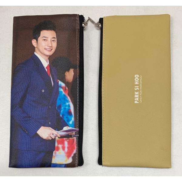 柔らかい合皮製のペンケース両面に写真がプリントされています。サイズ：約9×19.5ｃｍ（マチなし）★在庫があればすぐにお送りしますが、売り切れの際には取り寄せとなります。在庫の有無は店舗までお問い合わせください。（アンジーソウル店舗0276...