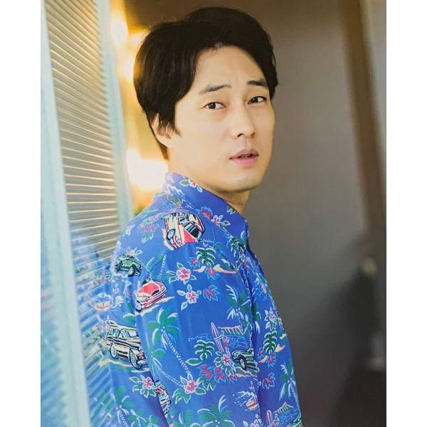 ■ポスター・韓流グッズ・丸めてお送りします。■サイズ：約30×42ｃｍ■材質：紙■区分：雑貨・韓国製■店舗連絡先：アンジーソウル0276-55-6707