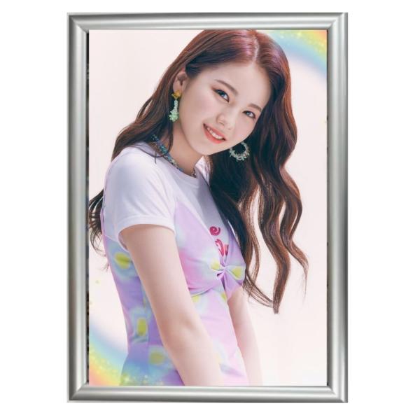 ■フォトプレート・韓流グッズ・A4サイズの額入り写真です。・額縁のデザイン、カラーはランダムとなります。■サイズ：210×297ｍｍ（中の写真）■店舗連絡先：アンジーソウル0276-55-6707