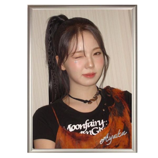 ■フォトプレート・韓流グッズ・A4サイズの額入り写真です。・額縁のデザイン、カラーはランダムとなります。■サイズ：210×297ｍｍ（中の写真）■韓国製■店舗連絡先：アンジーソウル0276-55-6707