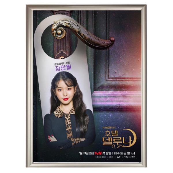 ■フォトプレート・韓流グッズ・A4サイズの額入り写真です。・額縁のデザイン、カラーはランダムとなります。■サイズ：210×297ｍｍ（中の写真）■店舗連絡先：アンジーソウル0276-55-6707