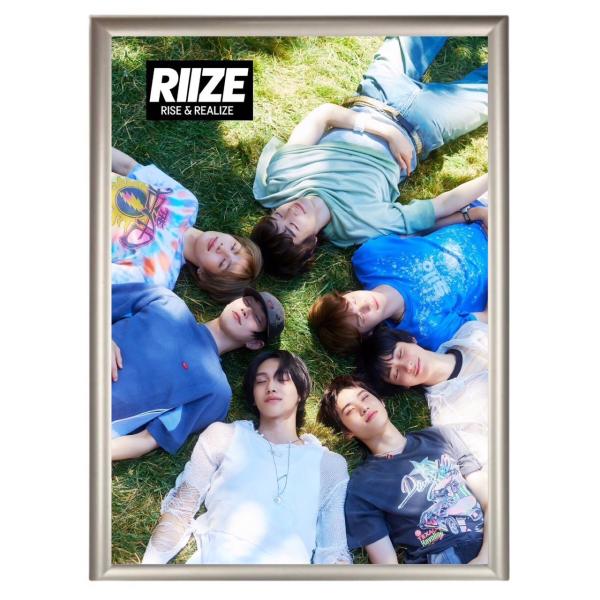 ■フォトプレート・韓流グッズ・A4サイズの額入り写真です。・額縁のデザイン、カラーはランダムとなります。■サイズ：210×297ｍｍ（中の写真）■韓国製■店舗連絡先：アンジーソウル0276-55-6707