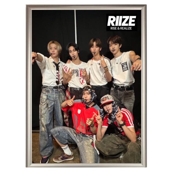 ■フォトプレート・韓流グッズ・A4サイズの額入り写真です。・額縁のデザイン、カラーはランダムとなります。■サイズ：210×297ｍｍ（中の写真）■韓国製■店舗連絡先：アンジーソウル0276-55-6707