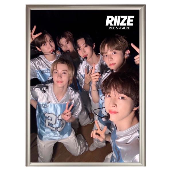 ■フォトプレート・韓流グッズ・A4サイズの額入り写真です。・額縁のデザイン、カラーはランダムとなります。■サイズ：210×297ｍｍ（中の写真）■韓国製■店舗連絡先：アンジーソウル0276-55-6707