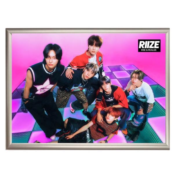 ■フォトプレート・韓流グッズ・A4サイズの額入り写真です。・額縁のデザイン、カラーはランダムとなります。■サイズ：210×297ｍｍ（中の写真）■韓国製■店舗連絡先：アンジーソウル0276-55-6707