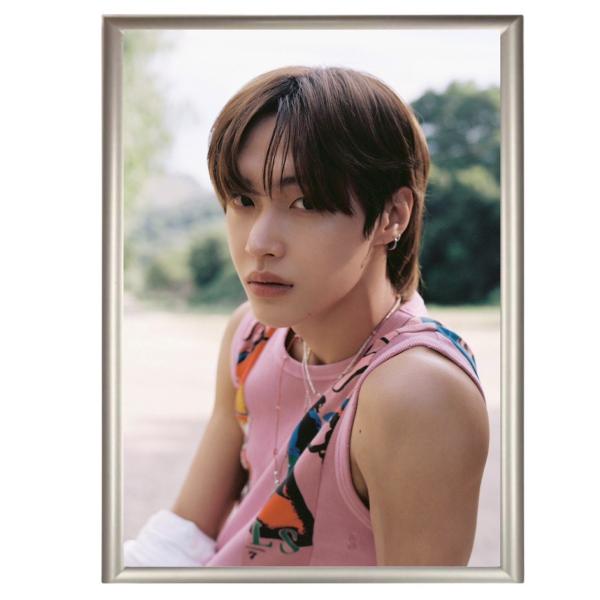 ■フォトプレート・韓流グッズ・A4サイズの額入り写真です。・額縁のデザイン、カラーはランダムとなります。■サイズ：210×297ｍｍ（中の写真）■韓国製■店舗連絡先：アンジーソウル0276-55-6707