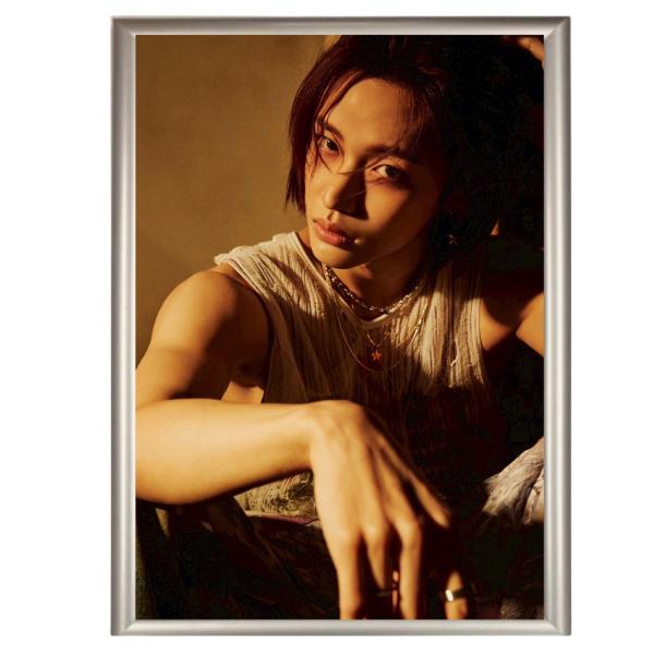 ■フォトプレート・韓流グッズ・A4サイズの額入り写真です。・額縁のデザイン、カラーはランダムとなります。■サイズ：210×297ｍｍ（中の写真）■韓国製■店舗連絡先：アンジーソウル0276-55-6707