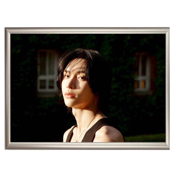 ■フォトプレート・韓流グッズ・A4サイズの額入り写真です。・額縁のデザイン、カラーはランダムとなります。■サイズ：210×297ｍｍ（中の写真）■韓国製■店舗連絡先：アンジーソウル0276-55-6707
