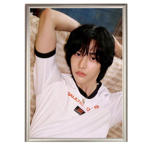 ■フォトプレート・韓流グッズ・A4サイズの額入り写真です。・額縁のデザイン、カラーはランダムとなります。■サイズ：210×297ｍｍ（中の写真）■韓国製■店舗連絡先：アンジーソウル0276-55-6707