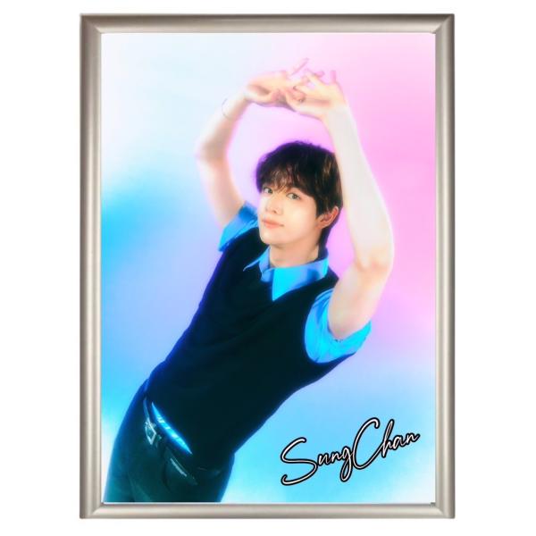 ■フォトプレート・韓流グッズ・A4サイズの額入り写真です。・額縁のデザイン、カラーはランダムとなります。■サイズ：210×297ｍｍ（中の写真）■韓国製■店舗連絡先：アンジーソウル0276-55-6707