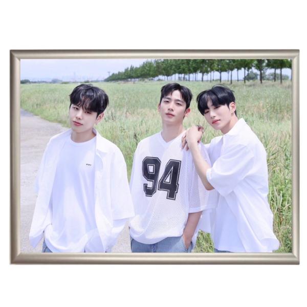 ■フォトプレート・韓流グッズ・A4サイズの額入り写真です。・額縁のデザイン、カラーはランダムとなります。■サイズ：210×297ｍｍ（中の写真）■韓国製■店舗連絡先：アンジーソウル0276-55-6707