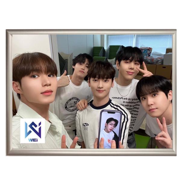 ■フォトプレート・韓流グッズ・A4サイズの額入り写真です。・額縁のデザイン、カラーはランダムとなります。■サイズ：210×297ｍｍ（中の写真）■韓国製■店舗連絡先：アンジーソウル0276-55-6707