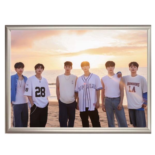 ■フォトプレート・韓流グッズ・A4サイズの額入り写真です。・額縁のデザイン、カラーはランダムとなります。■サイズ：210×297ｍｍ（中の写真）■韓国製■店舗連絡先：アンジーソウル0276-55-6707