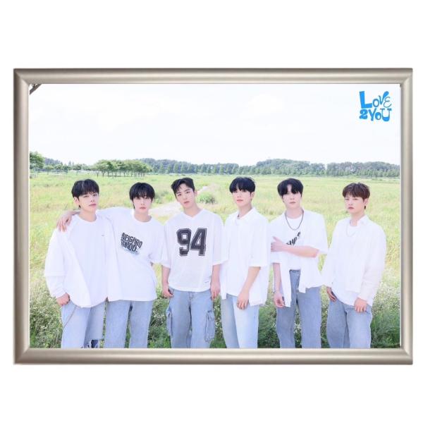 ■フォトプレート・韓流グッズ・A4サイズの額入り写真です。・額縁のデザイン、カラーはランダムとなります。■サイズ：210×297ｍｍ（中の写真）■韓国製■店舗連絡先：アンジーソウル0276-55-6707