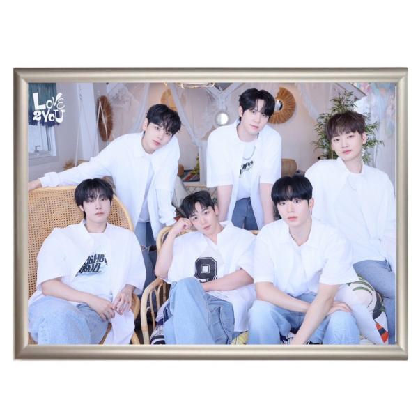 ■フォトプレート・韓流グッズ・A4サイズの額入り写真です。・額縁のデザイン、カラーはランダムとなります。■サイズ：210×297ｍｍ（中の写真）■韓国製■店舗連絡先：アンジーソウル0276-55-6707