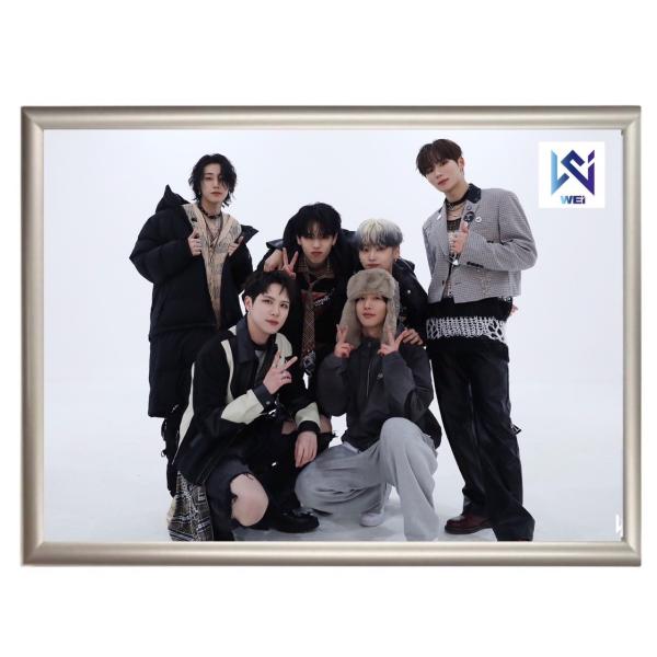 ■フォトプレート・韓流グッズ・A4サイズの額入り写真です。・額縁のデザイン、カラーはランダムとなります。■サイズ：210×297ｍｍ（中の写真）■韓国製■店舗連絡先：アンジーソウル0276-55-6707