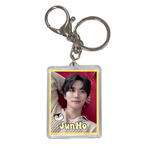 ★キーホルダーの金具部分は写真と異なる場合があります。■写真入りキーホルダー・韓流グッズ・両面写真入り■サイズ：約6×4.5ｃｍ（本体）■材質：アクリル、スチール■店舗連絡先：アンジーソウル0276-55-6707