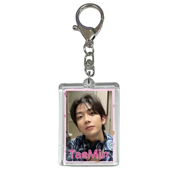 ★キーホルダーの金具部分は写真と異なる場合があります。■写真入りキーホルダー・韓流グッズ・両面写真入り■サイズ：約6×4.5ｃｍ（本体）■材質：アクリル、スチール■店舗連絡先：アンジーソウル0276-55-6707