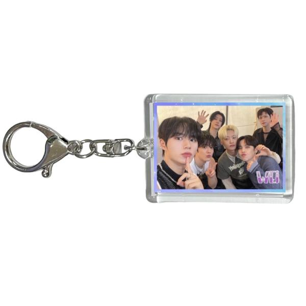 ★キーホルダーの金具部分は写真と異なる場合があります。■写真入りキーホルダー・韓流グッズ・両面写真入り■サイズ：約6×4.5ｃｍ（本体）■材質：アクリル、スチール■店舗連絡先：アンジーソウル0276-55-6707